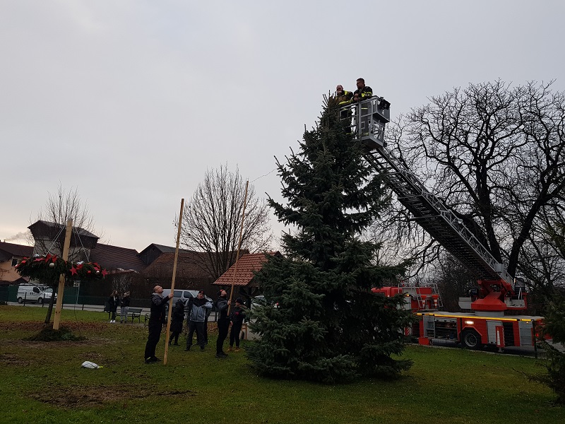 V Levcu postavili velikanski adventni venček, na katerem je že zasijala ...