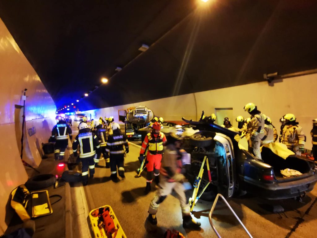 'Golo rebro 2022': Nesreča tovornega, kombiniranega in več osebnih vozil v predoru Golo rebro ...