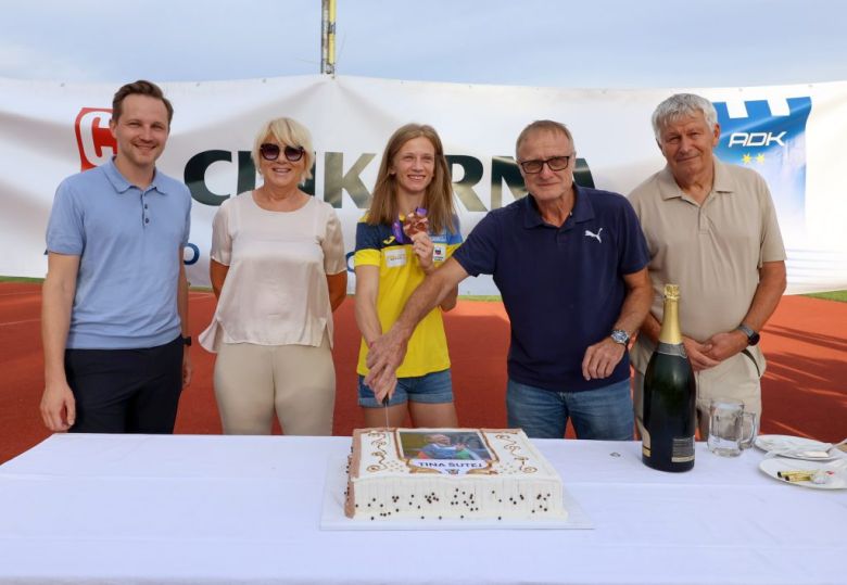 Tina Šutej bronasto medaljo prinesla na ogled v domači klub. AD ...