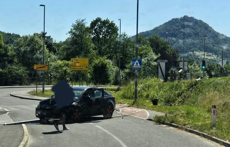 Delovna nesreča, prevrnjen viličar, avto s cesto in v drog - Celje.info
